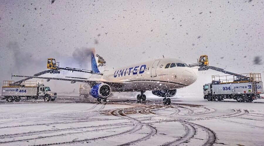 United Airlines Flight UA23 Diverts to Canada for Emergency Landing ...